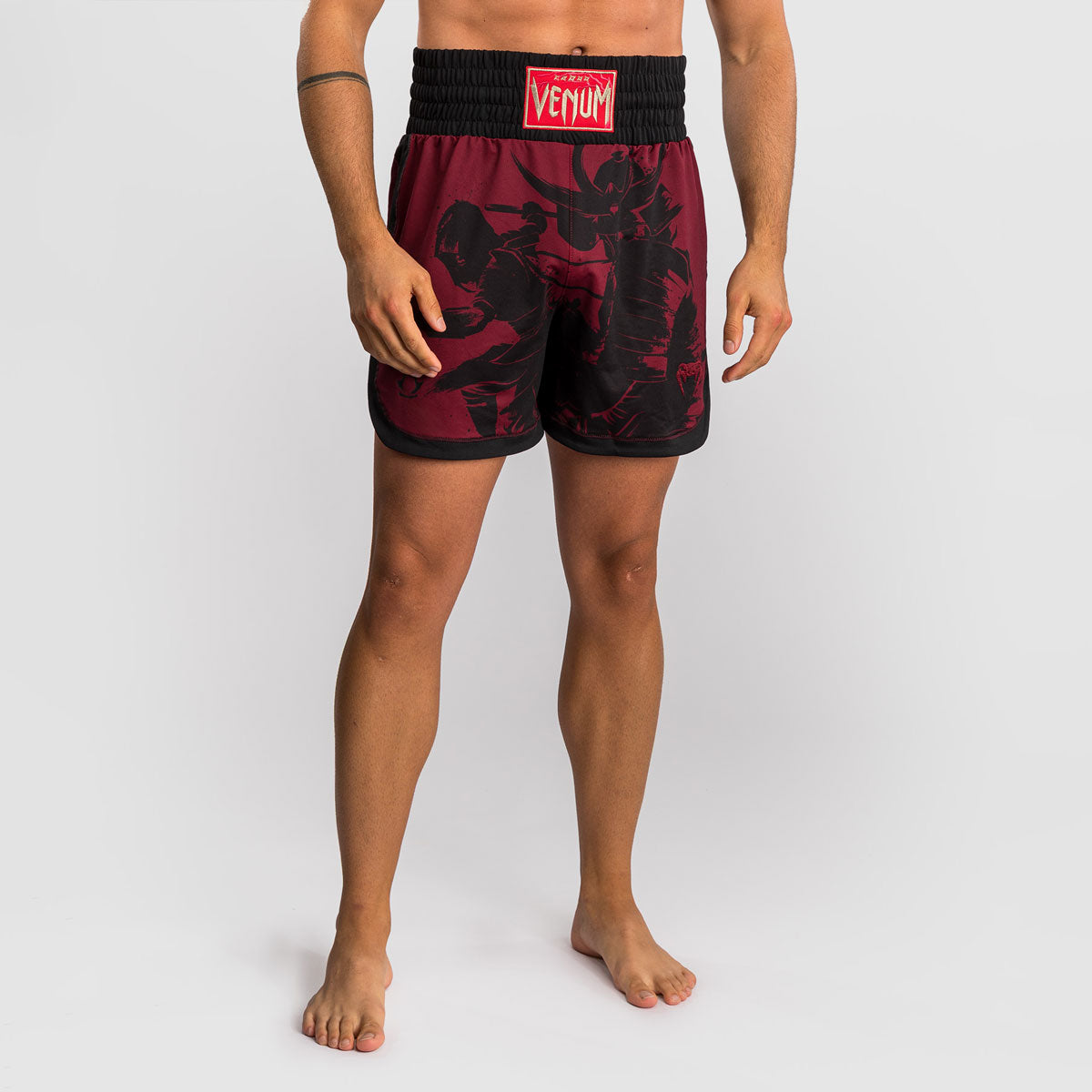 Pantaloncini kick-thai Venum Assassin's Creed Shadows Rosso-nero ...
